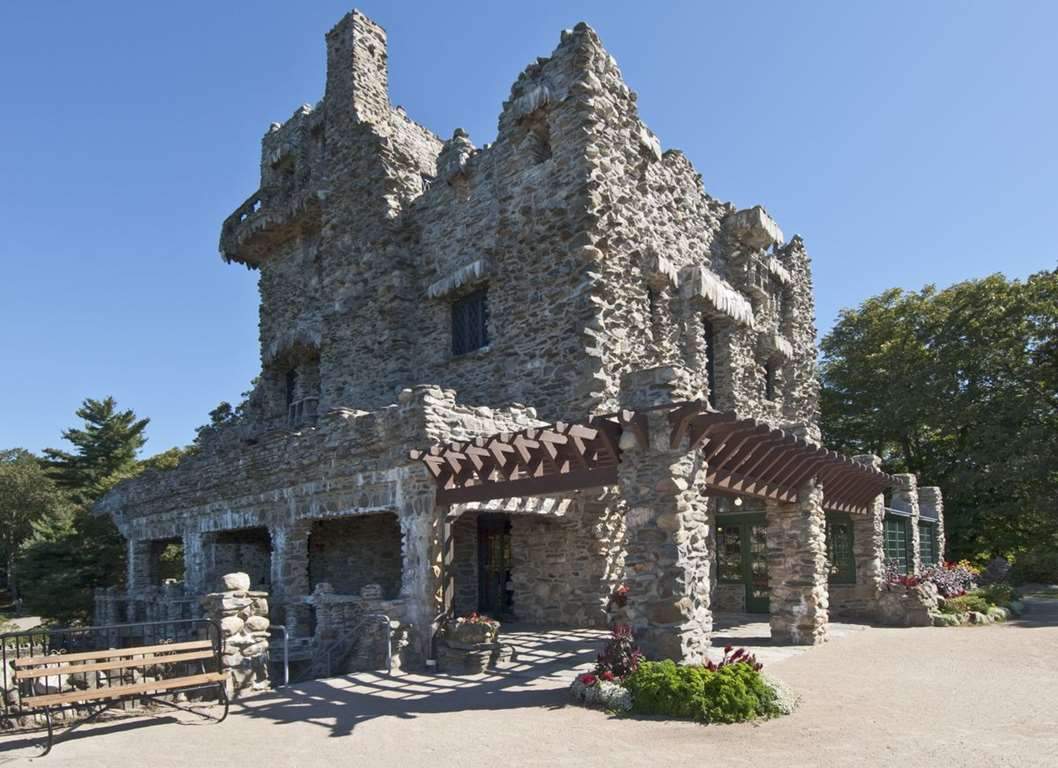 Solve Connecticut Gillette Castle jigsaw puzzle online with 165 pieces