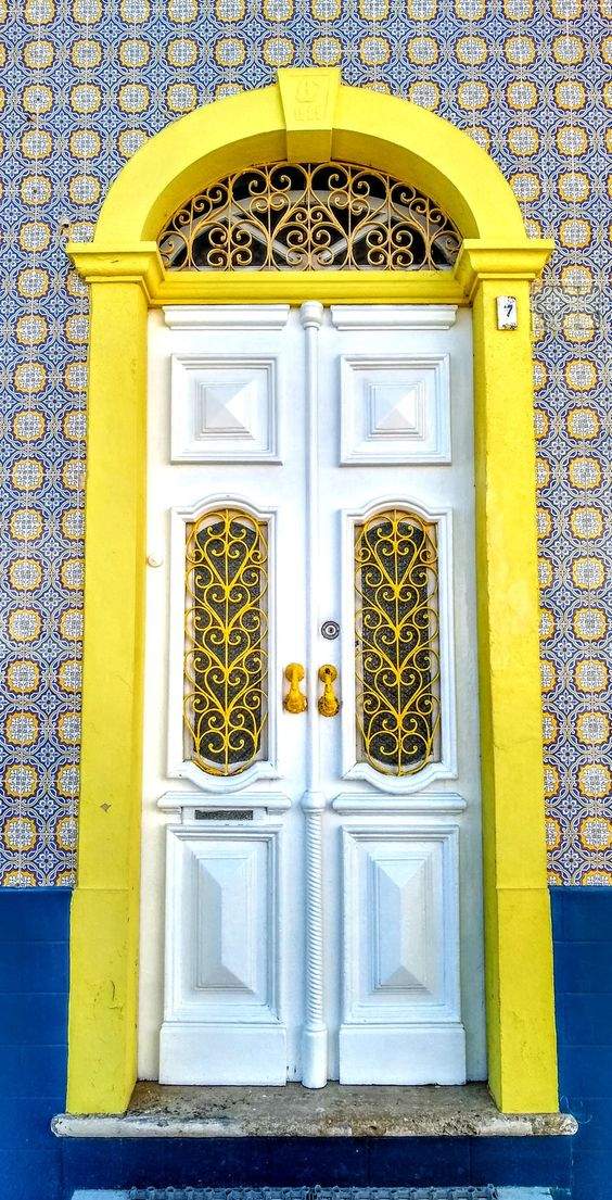 Solve BEAUTIFUL DOOR jigsaw puzzle online with 66 pieces