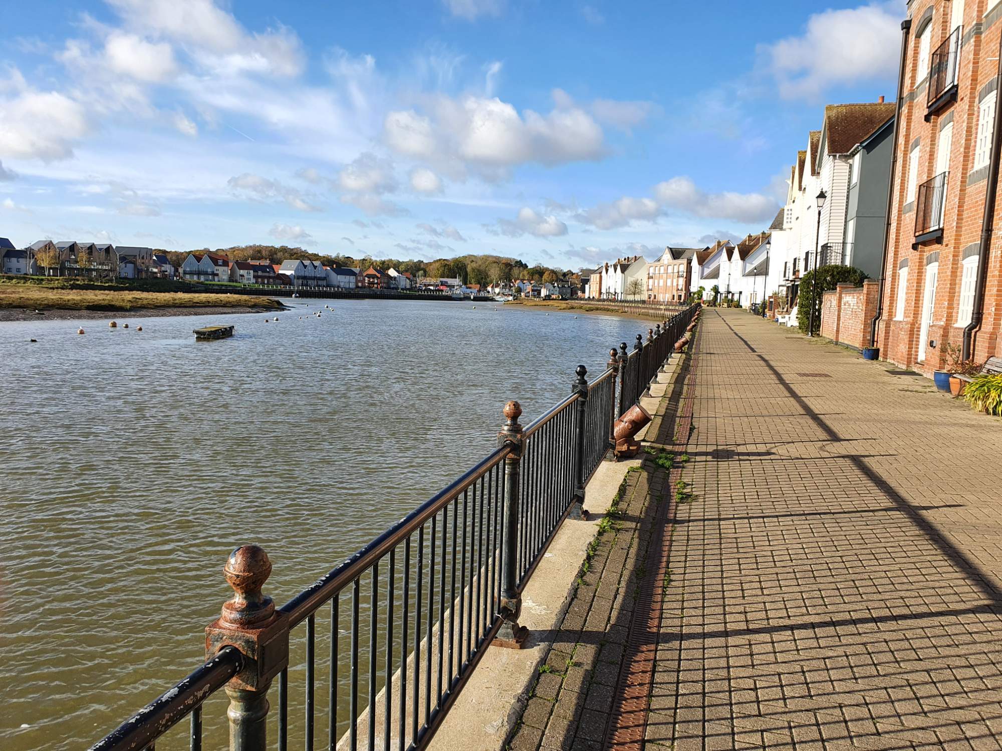 Solve River Colne Wivenhoe jigsaw puzzle online with 432 pieces