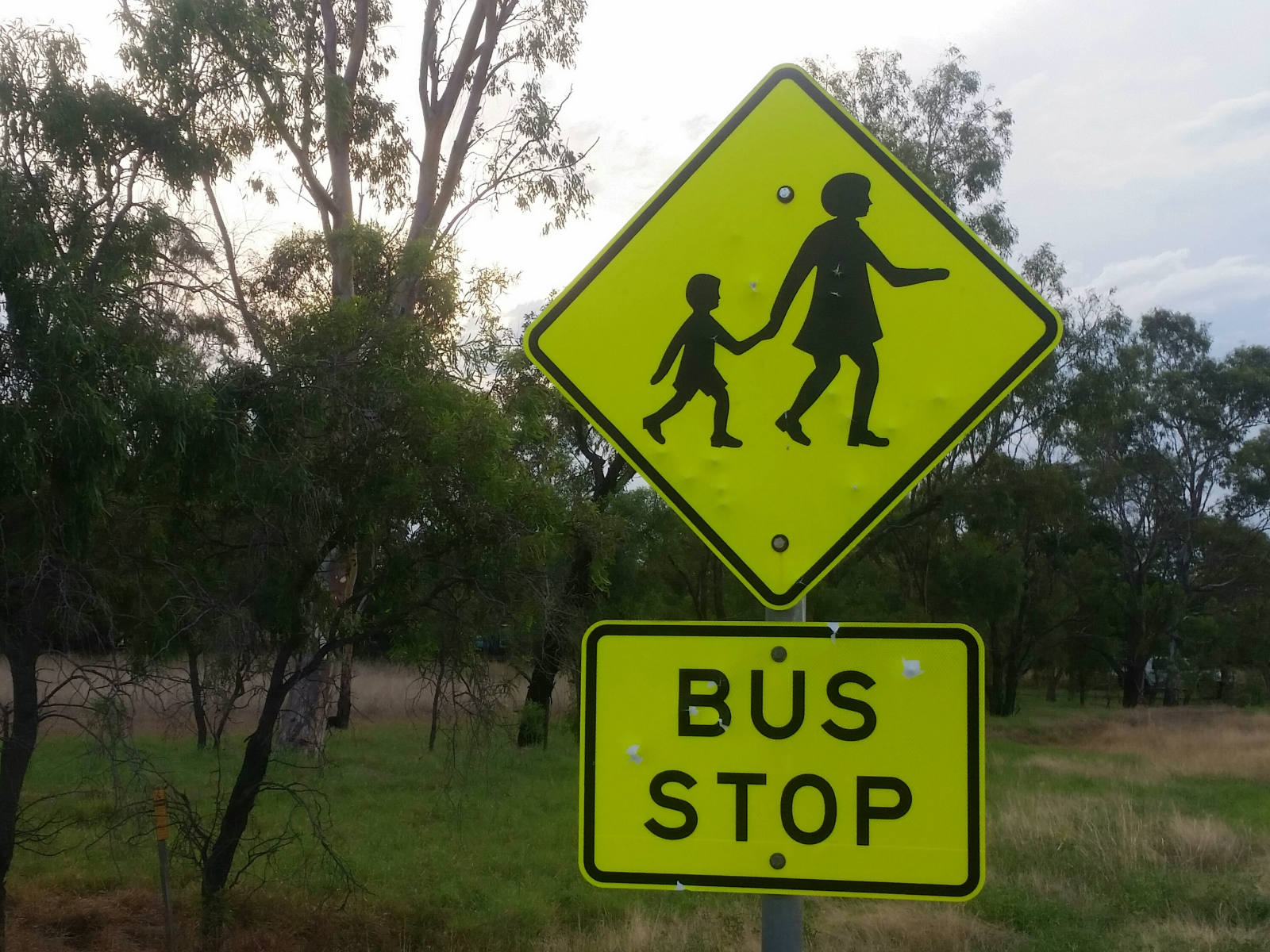 Solve Bus Stop jigsaw puzzle online with 266 pieces