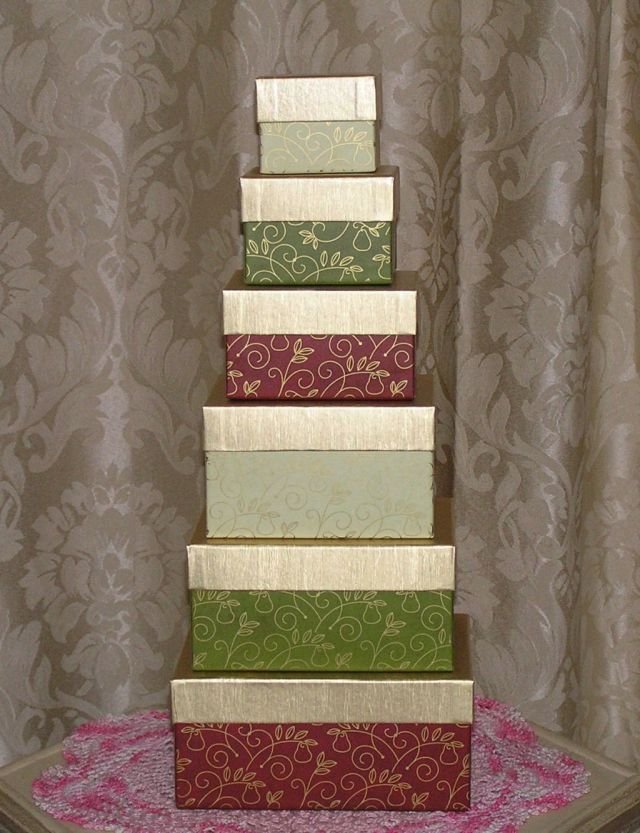 Solve stack of boxes jigsaw puzzle online with 35 pieces