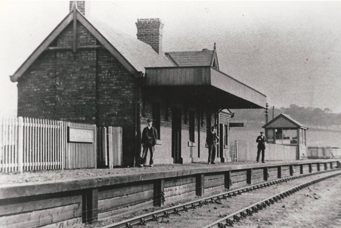 Solve Yeadon Station 1948 jigsaw puzzle online with 96 pieces