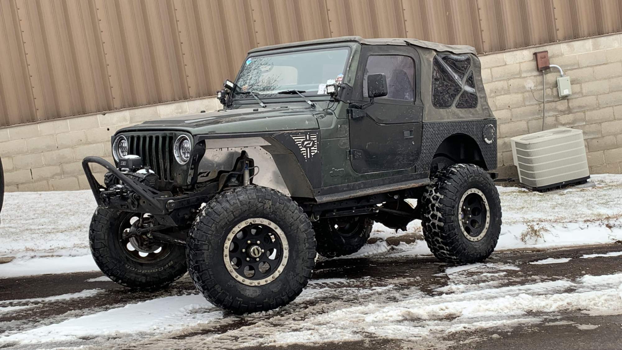 Solve Jeep Wrangler jigsaw puzzle online with 390 pieces