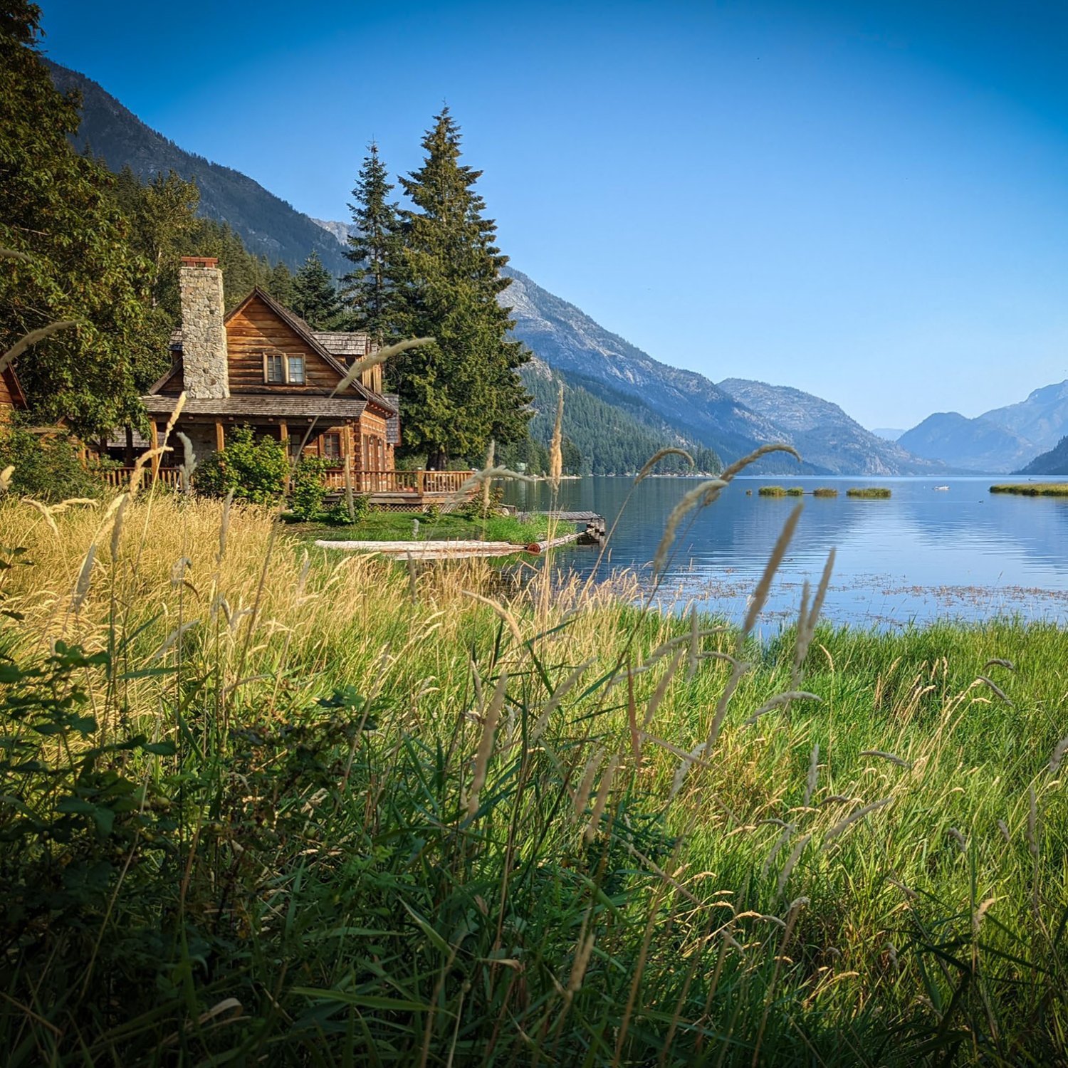 Solve Lakeside Cabin jigsaw puzzle online with 100 pieces