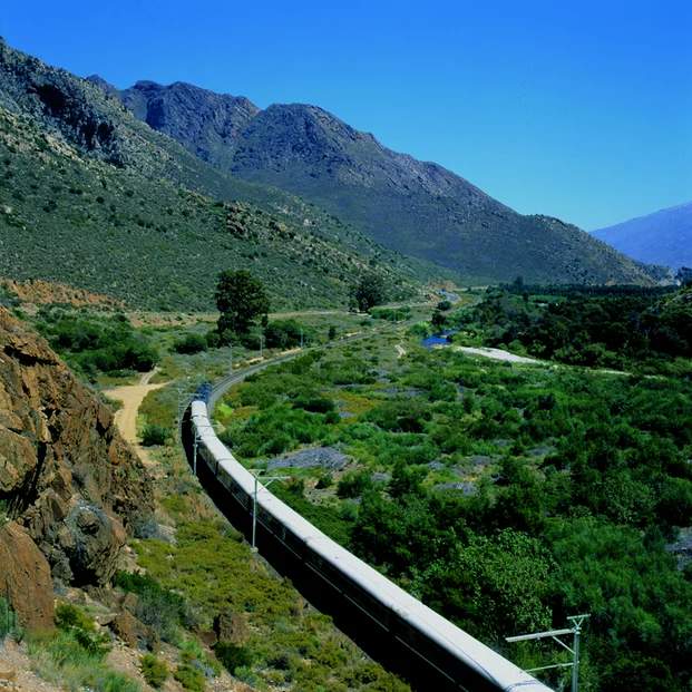 Solve Blue train jigsaw puzzle online with 36 pieces