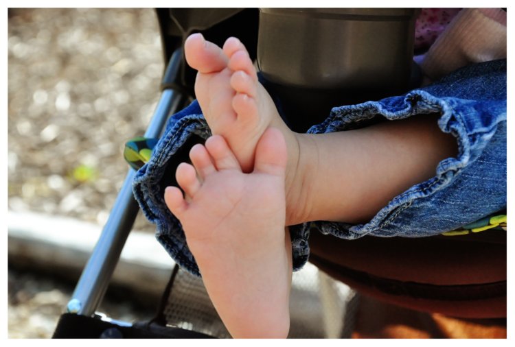 Solve Sweet Little Inocent Toes And Feet jigsaw puzzle online with 96 ...