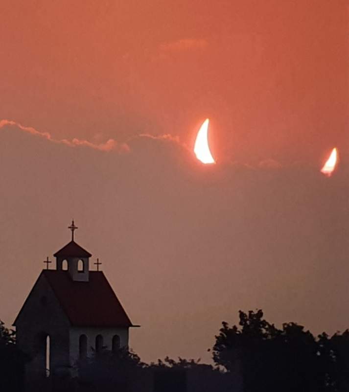 Solve SOLAR ECLIPSE jigsaw puzzle online with 156 pieces