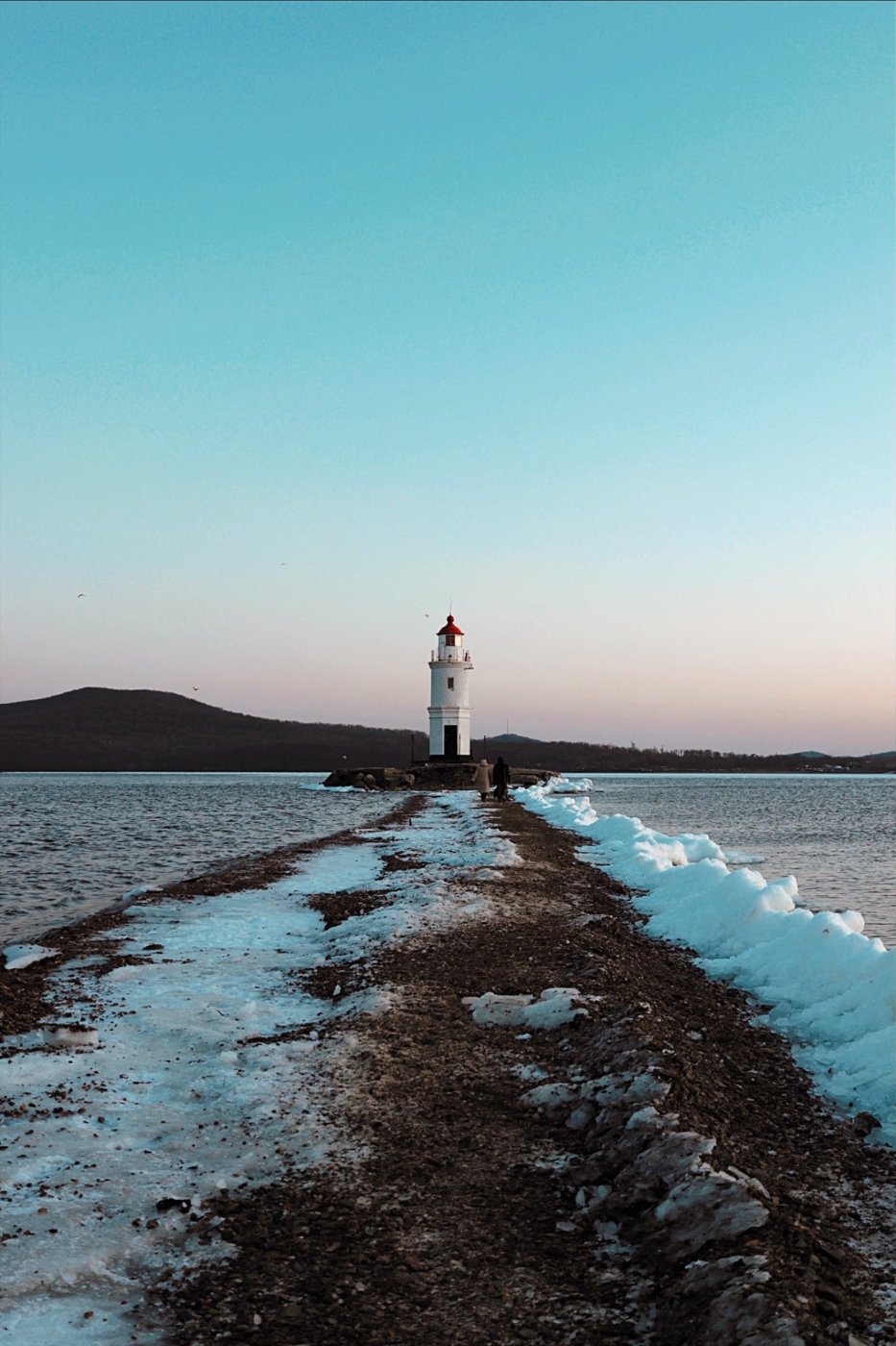 Solve Frozen path to the lighthouse jigsaw puzzle online with 35 pieces