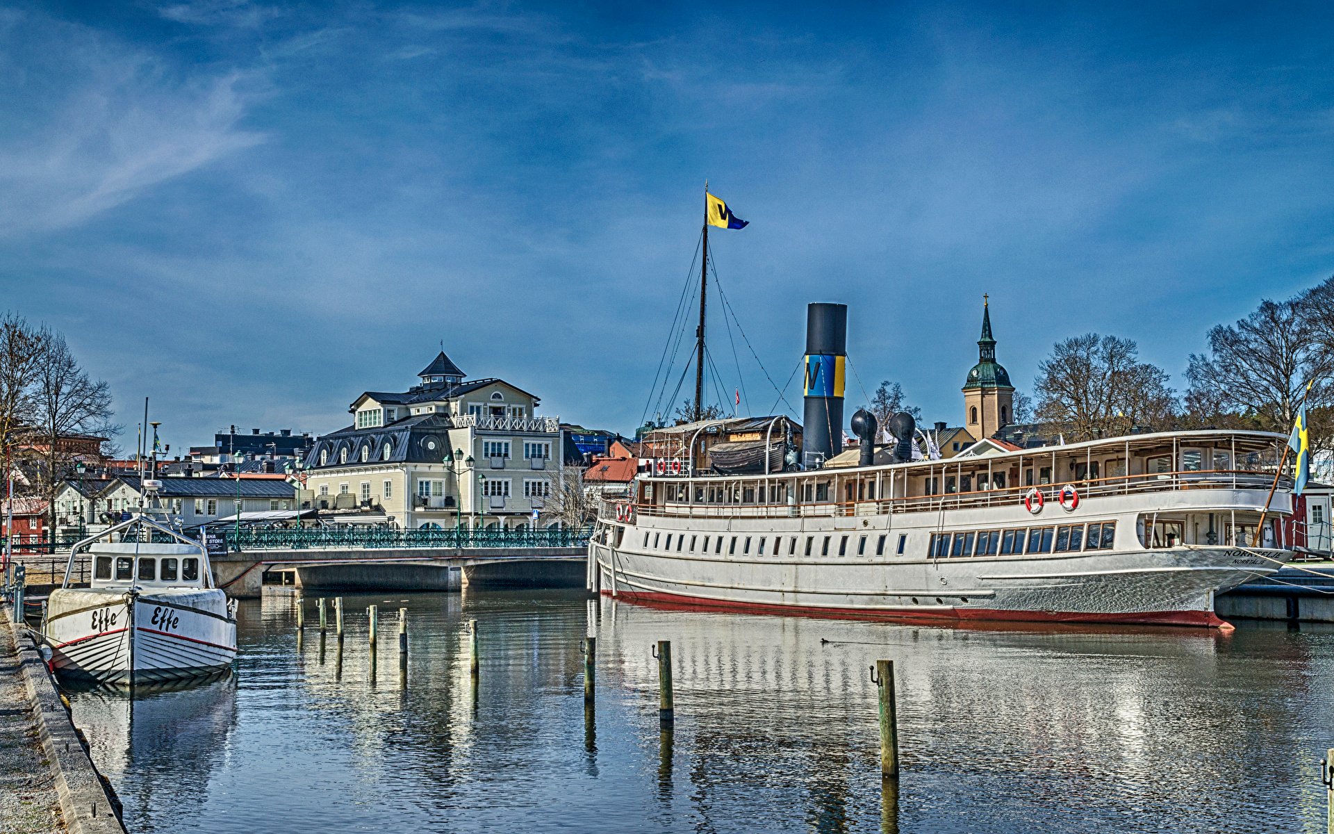 Solve Sweden_Riverboat_Norrtalje jigsaw puzzle online with 160 pieces