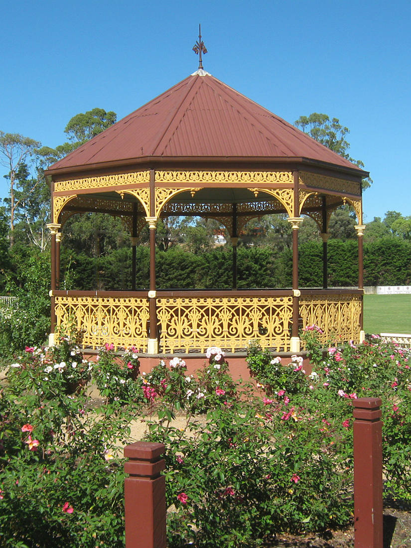 Solve Dickie bandstand in Nieuwesteeg Heritage Rose Garden, Maddingley ...