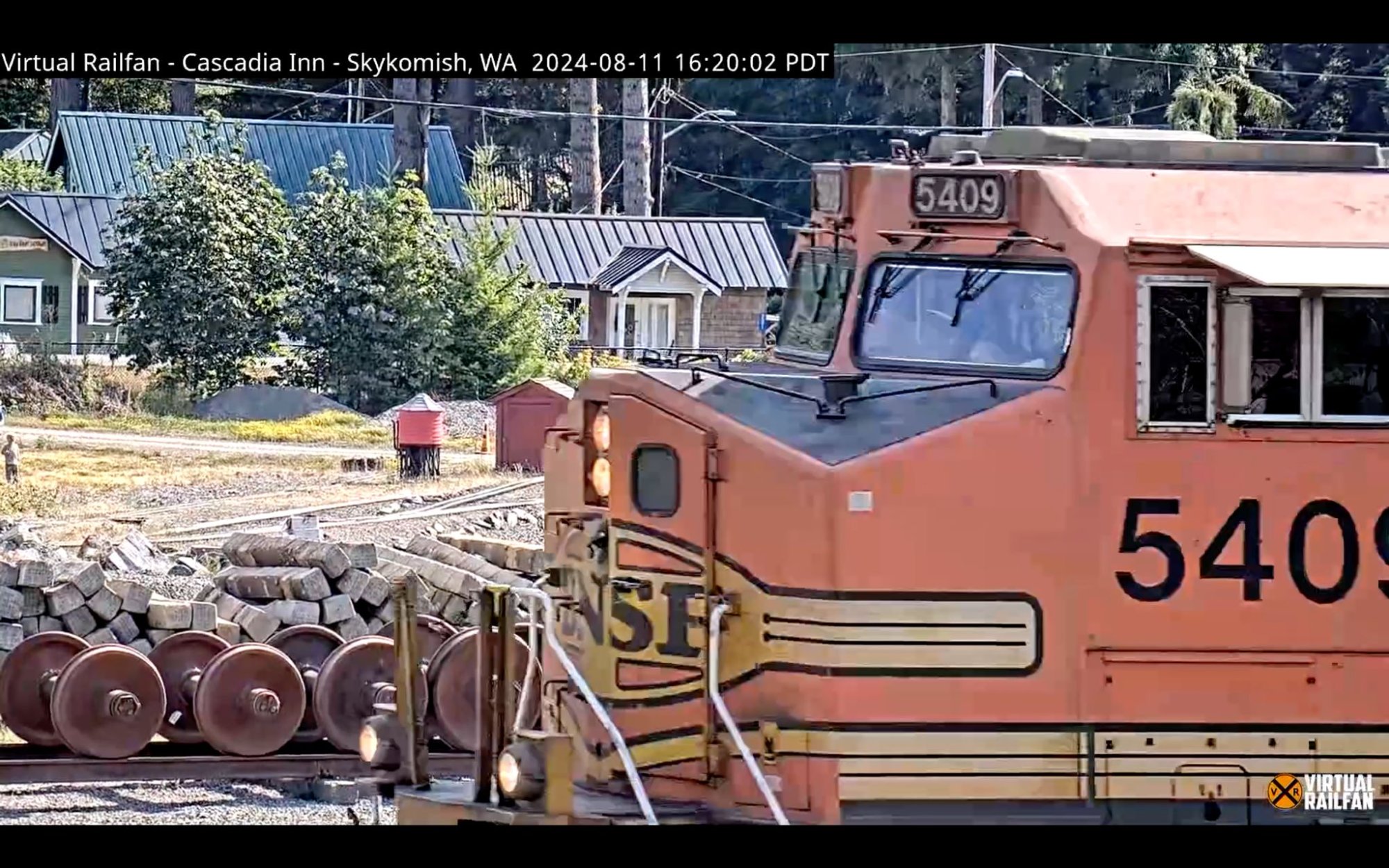 Solve BNSF loco 5409 in SKYKOMISH yard jigsaw puzzle online with 104 pieces