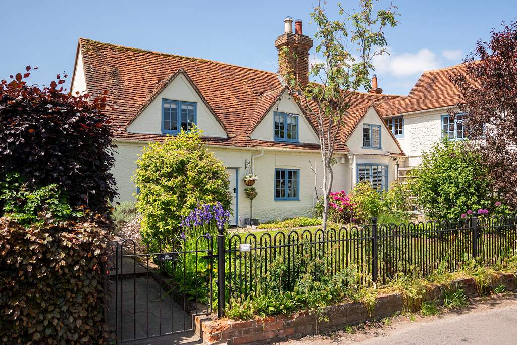 Solve Fingest, Wycombe, England jigsaw puzzle online with 77 pieces