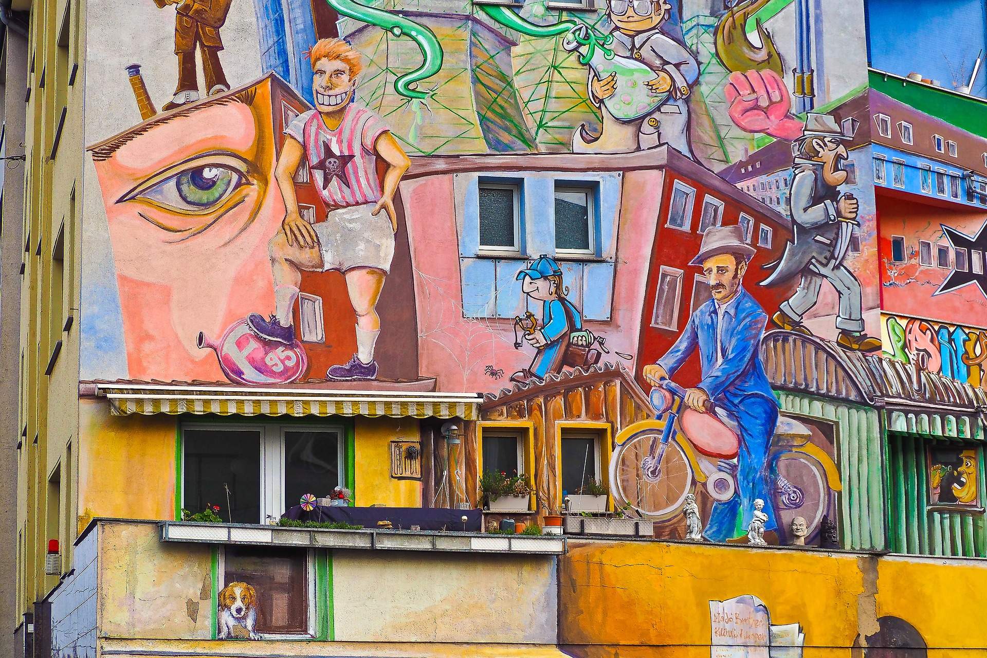 Solve House with Graffiti jigsaw puzzle online with 600 pieces