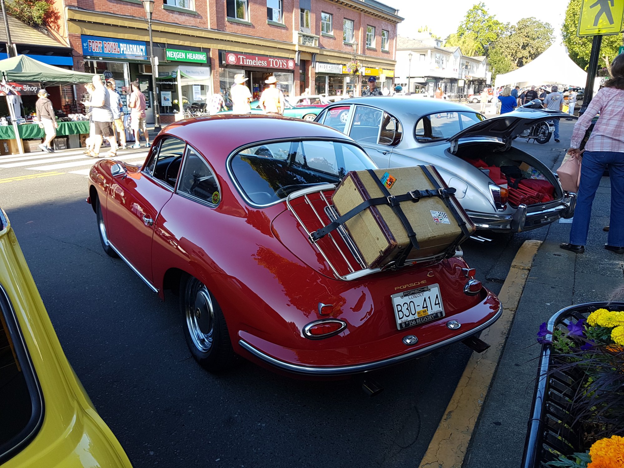 Solve Porsche 356 jigsaw puzzle online with 221 pieces