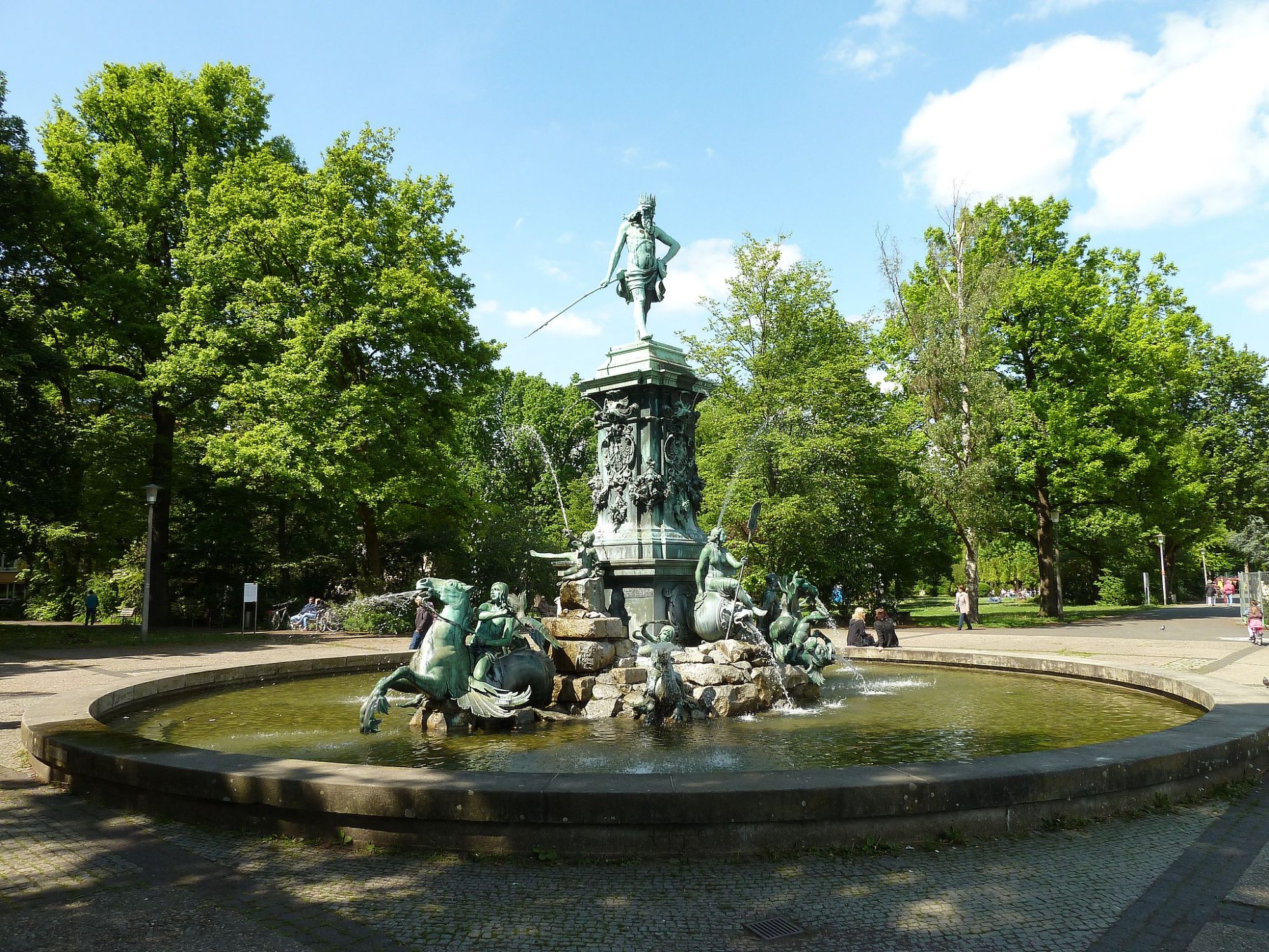 Solve Neptunbrunnen (Nürnberg) jigsaw puzzle online with 154 pieces