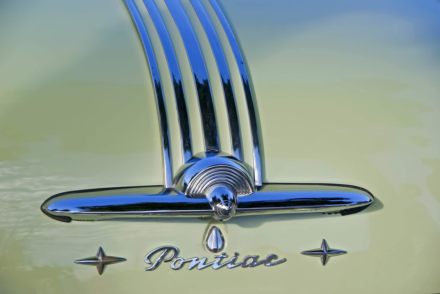Solve 1950 Pontiac jigsaw puzzle online with 150 pieces
