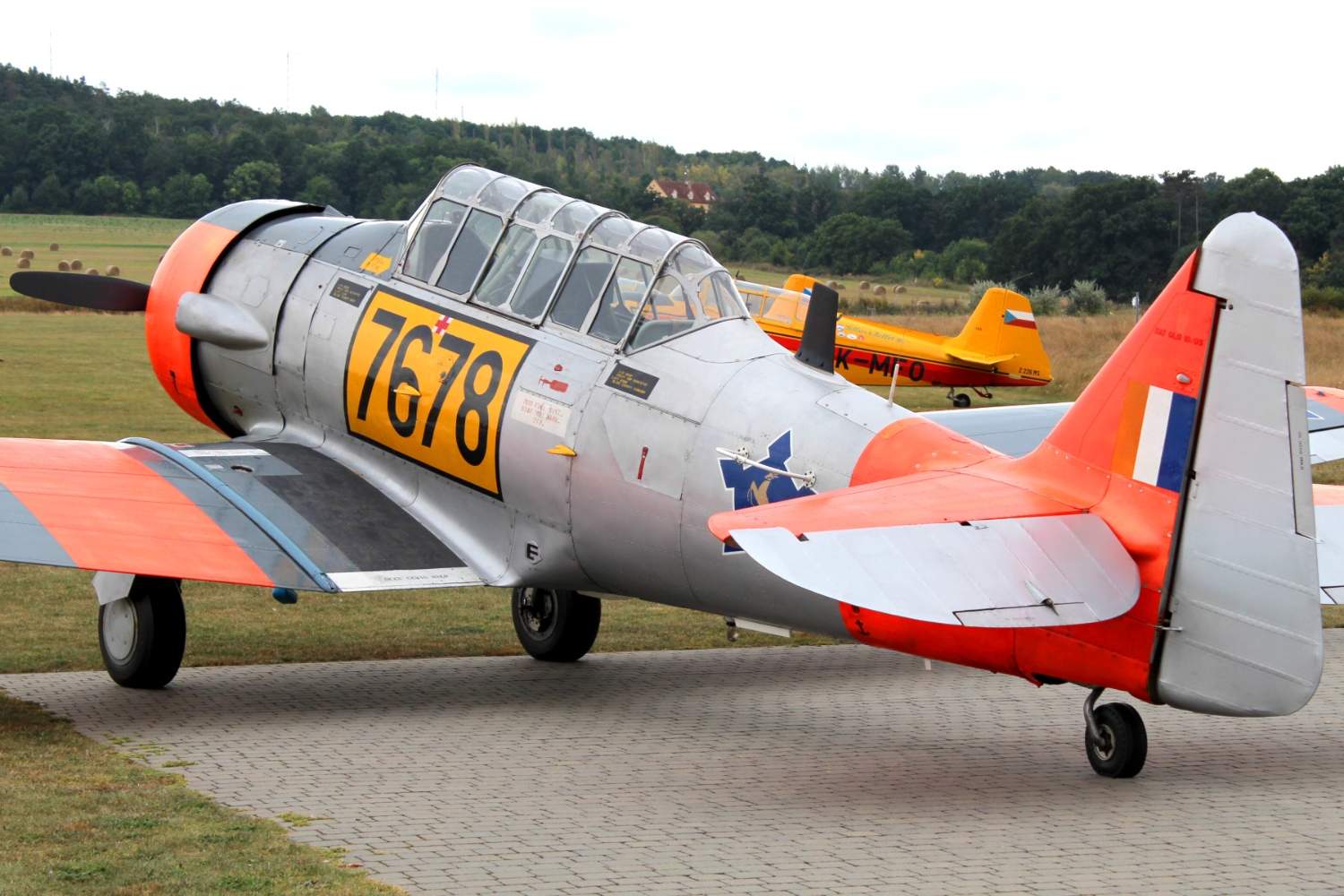 Solve AT-6C Harvard jigsaw puzzle online with 96 pieces