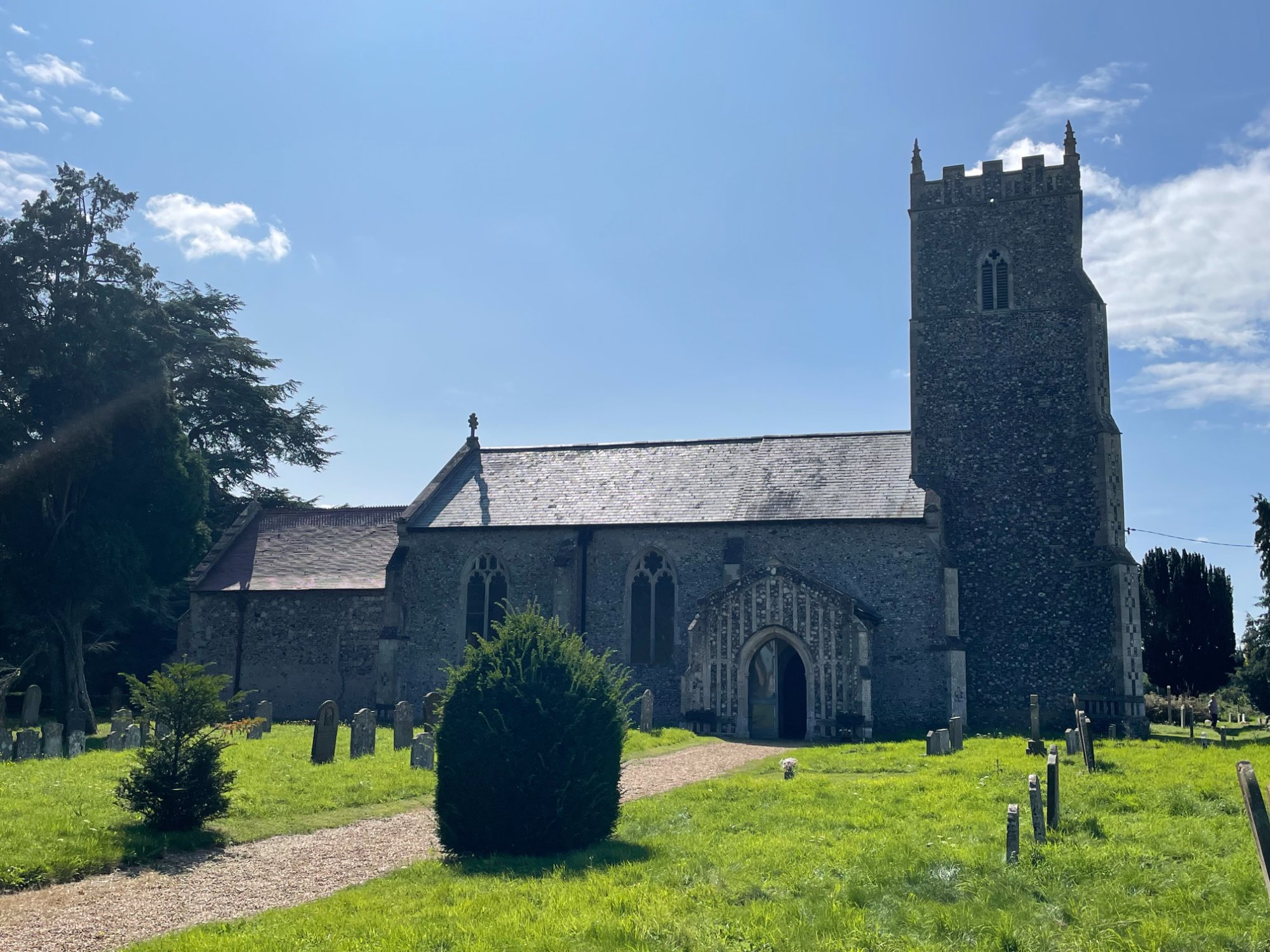 Solve Tharston Parish Church jigsaw puzzle online with 300 pieces