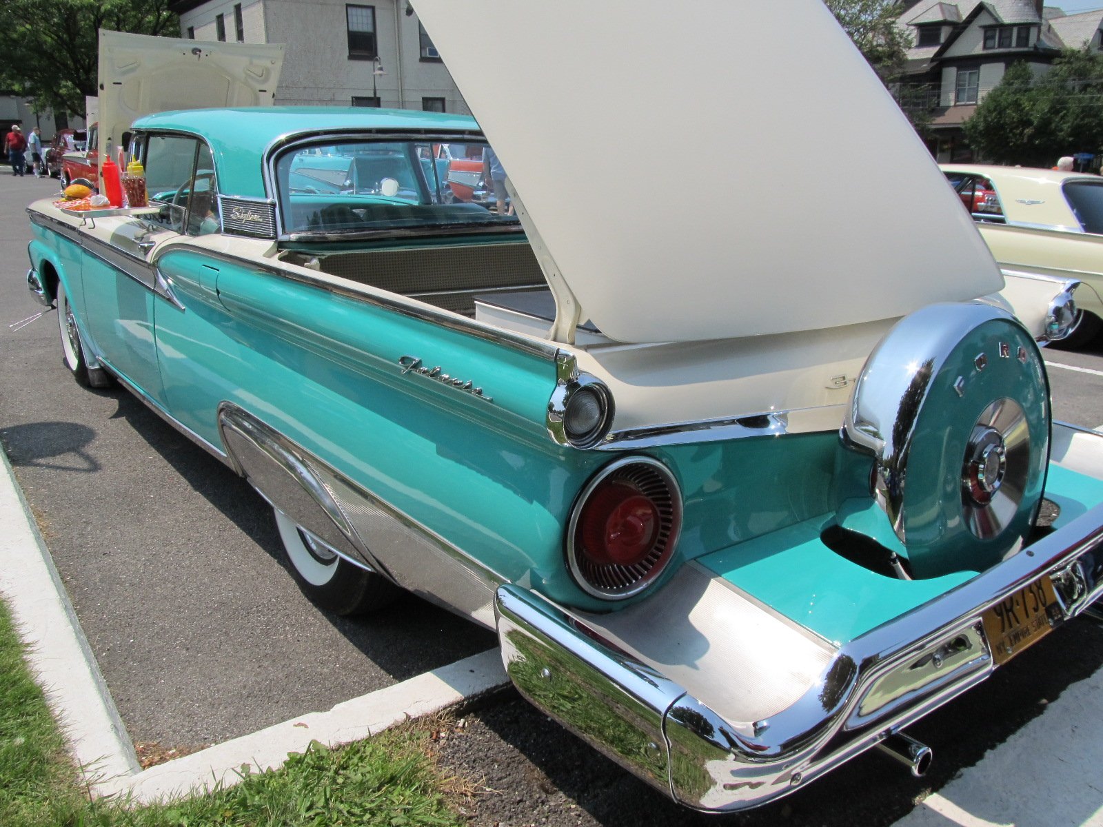 Solve 1959 Ford Skyliner Rear jigsaw puzzle online with 99 pieces