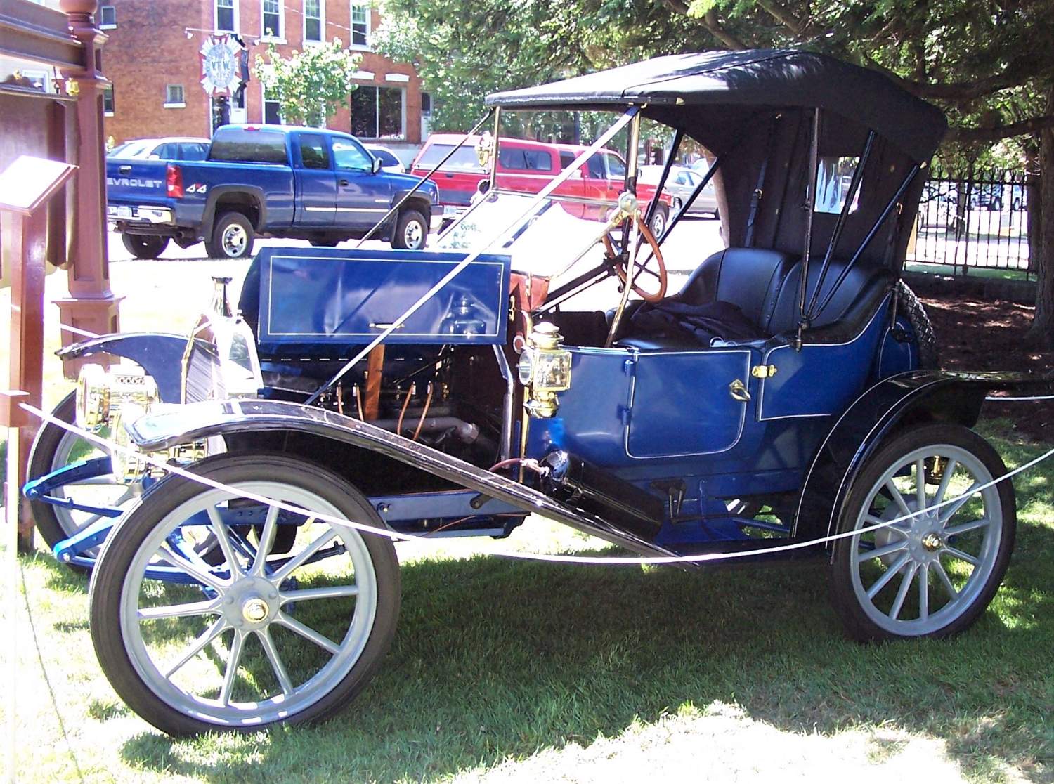 Solve 1911 Hupmobile Runabout-- jigsaw puzzle online with 108 pieces