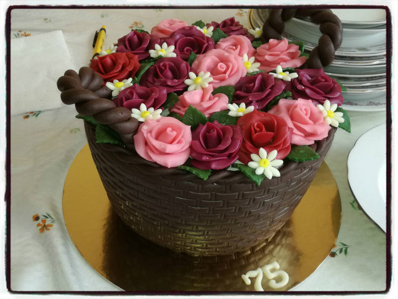 Solve Narozeninový dort jigsaw puzzle online with 12 pieces