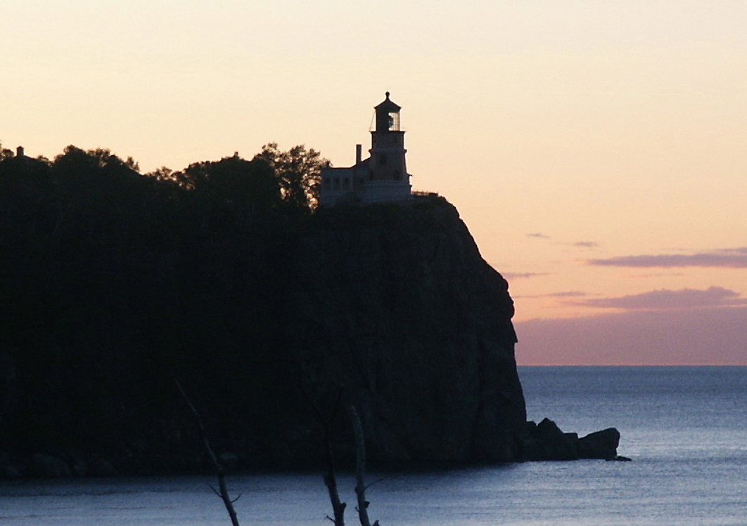 Solve Split Rock Lighthouse at sunrise jigsaw puzzle online with 35 pieces