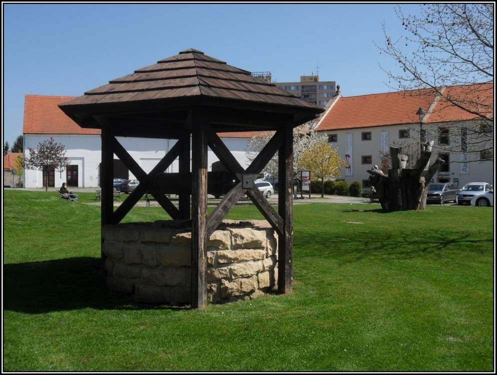 Solve Stará studna s rumpálem... Old well with winch... jigsaw puzzle online with 12 pieces