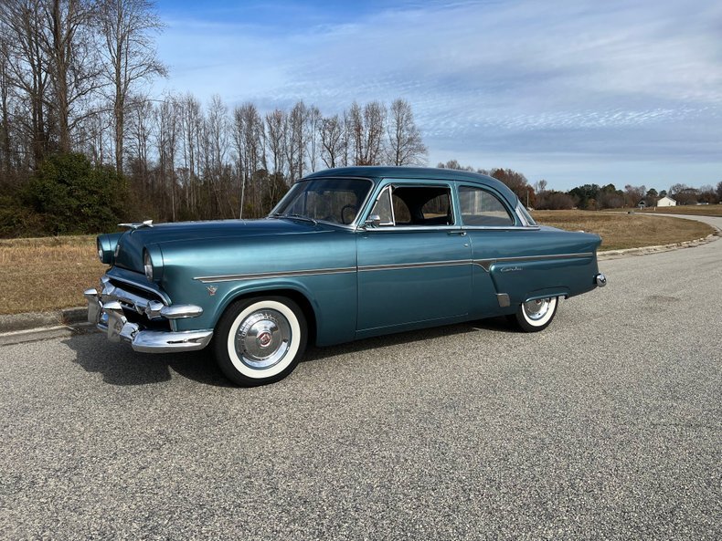 Solve 1954 Ford Customline Coupe jigsaw puzzle online with 63 pieces