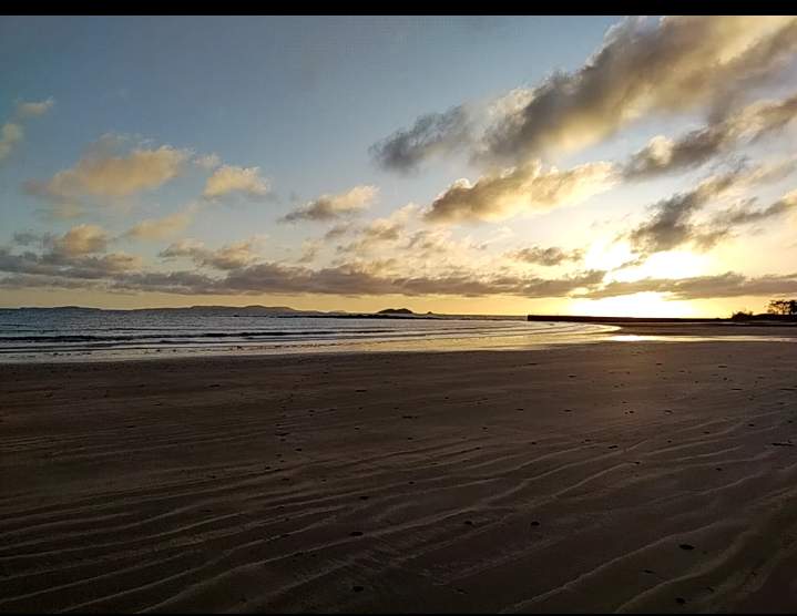 Solve Sunrise @ Bowen jigsaw puzzle online with 80 pieces