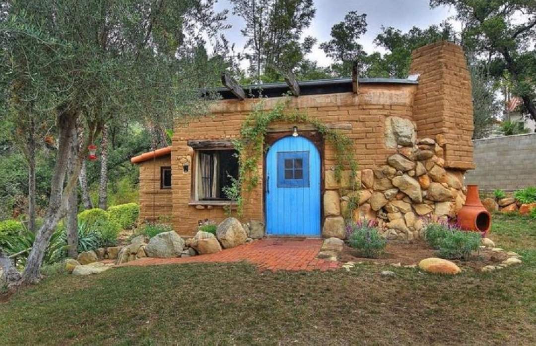 Solve Adobe hut in California jigsaw puzzle online with 77 pieces