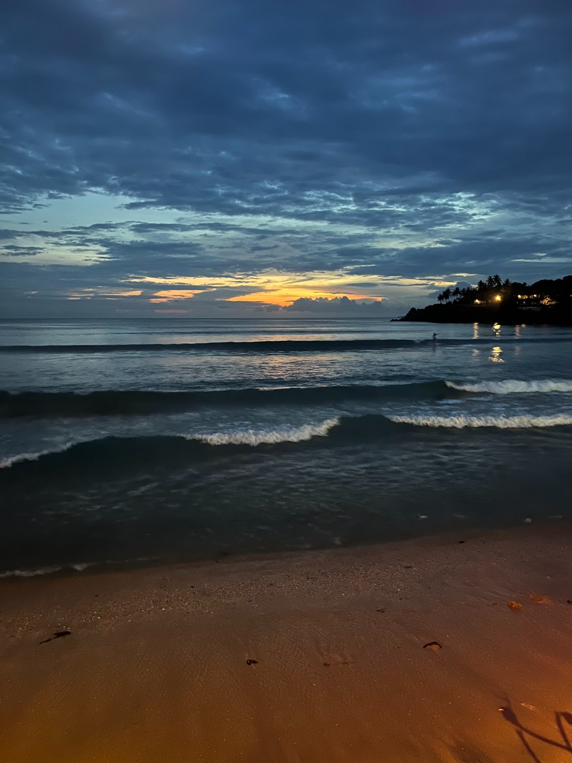 Solve Dewata Beach Sunset jigsaw puzzle online with 300 pieces