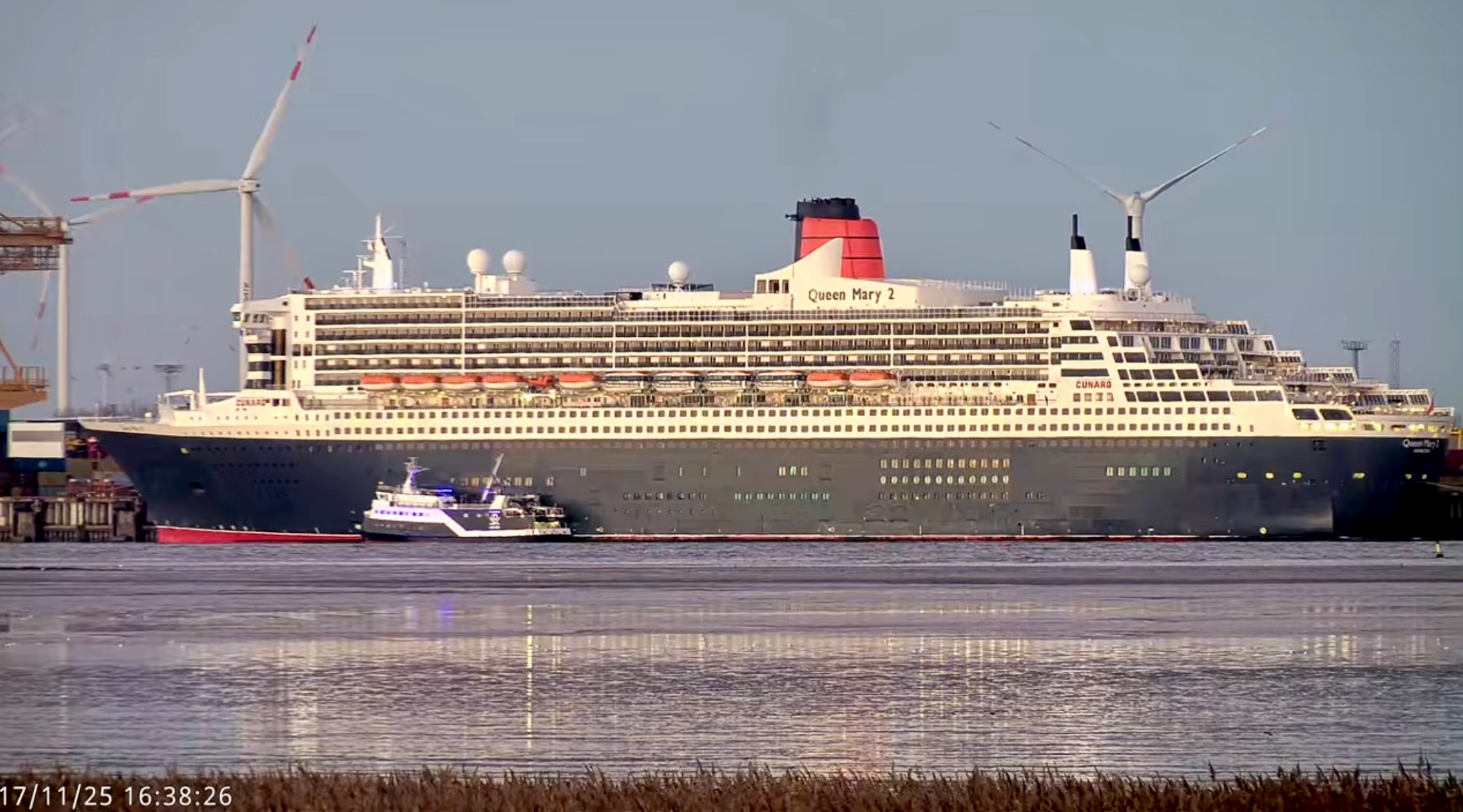 Solve Queen Mary 2 in Bremerhaven ️ jigsaw puzzle online with 120 pieces