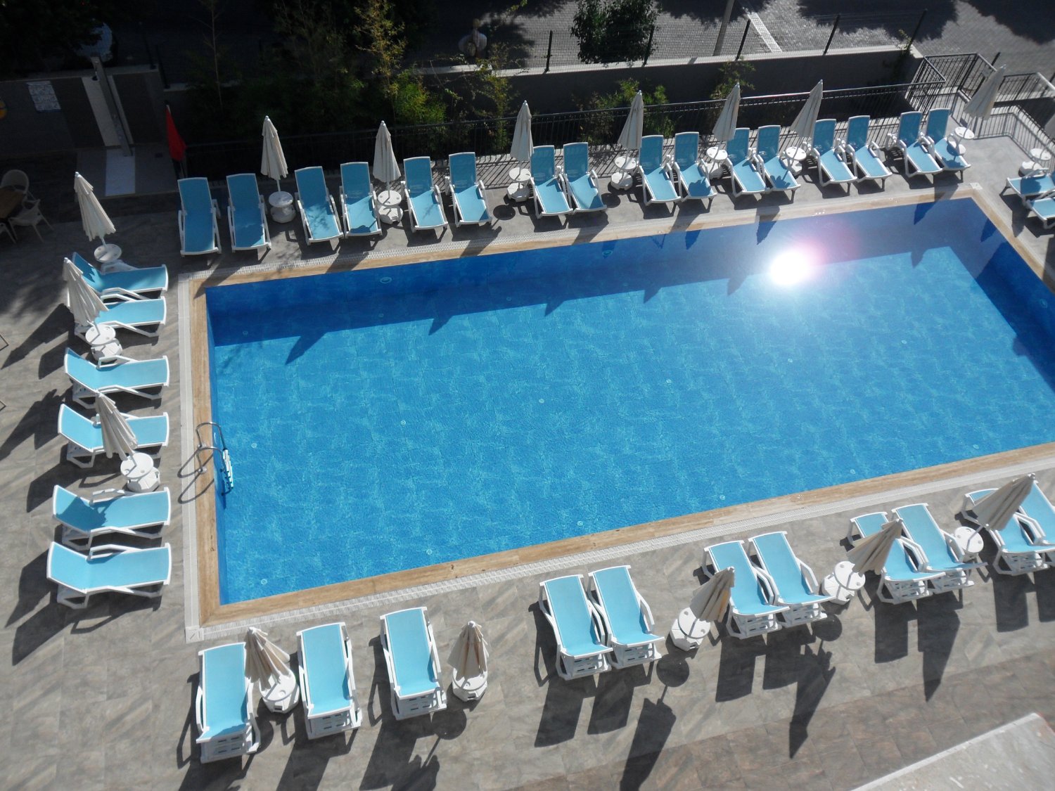 Solve Hotelový bazén... Hotel pool... jigsaw puzzle online with 12 pieces