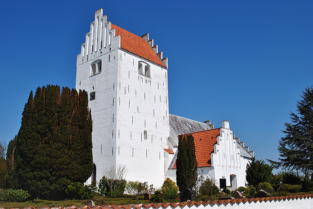 Solve Vig Kirke jigsaw puzzle online with 150 pieces
