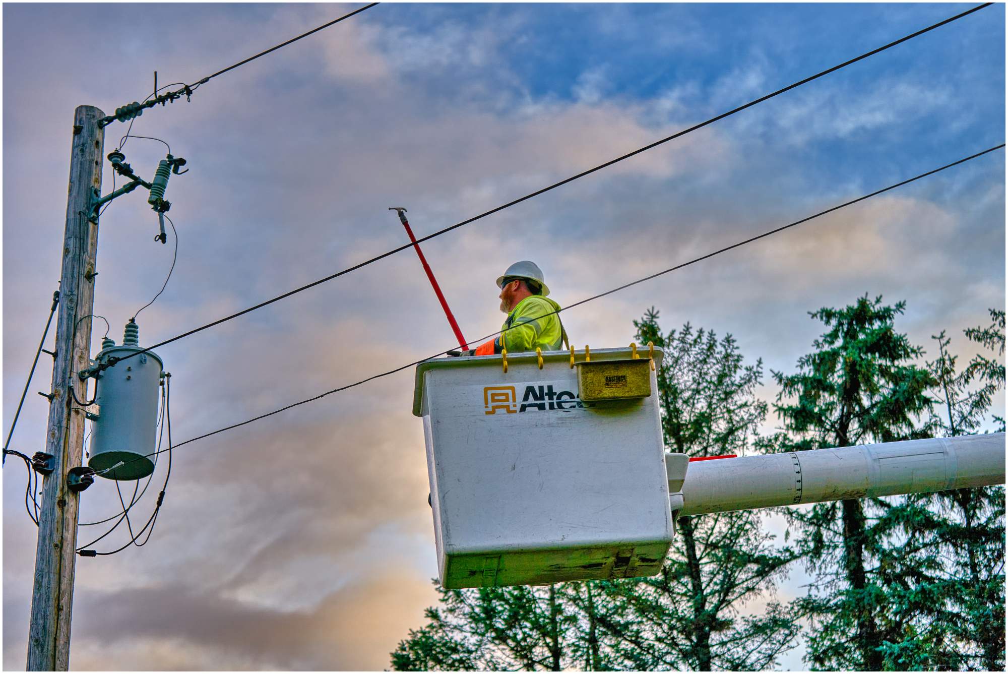 Solve The Lineman in 600 Pieces jigsaw puzzle online with 600 pieces