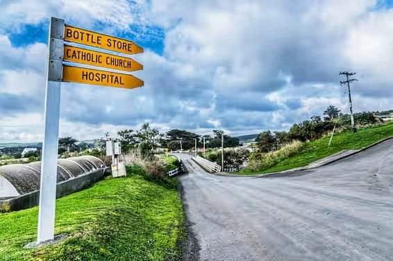 Solve One stop shop on Stewart island jigsaw puzzle online with 15 pieces