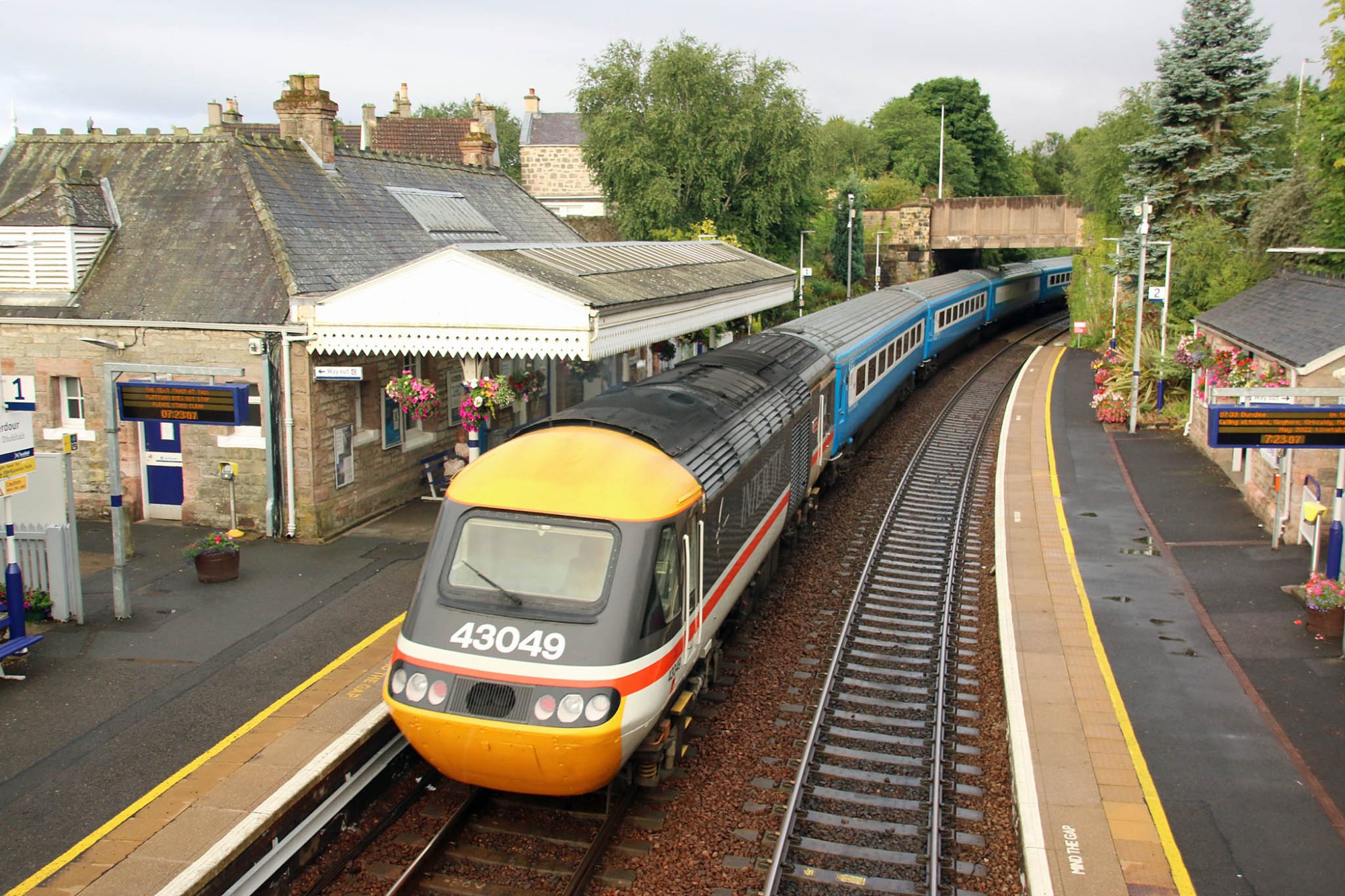 Solve BR Class 43 43049 bringing up the rear. jigsaw puzzle online with ...