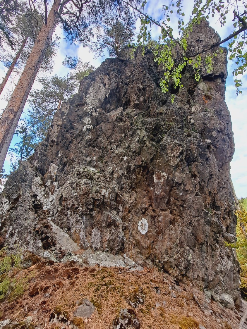 Solve The Rock jigsaw puzzle online with 63 pieces