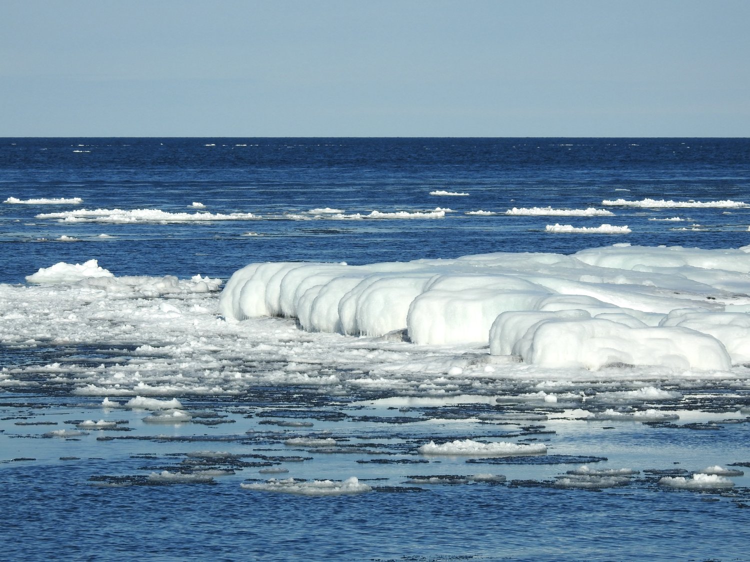 Solve more Lake Superior ice jigsaw puzzle online with 12 pieces