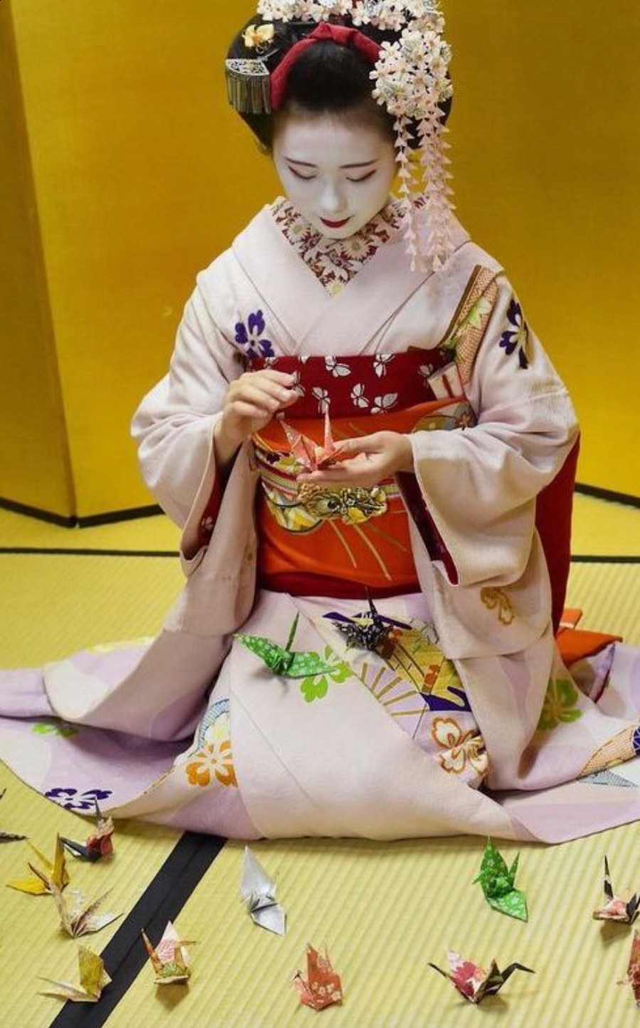 Solve Junior Maiko crafting crane origami jigsaw puzzle online with 228 pieces