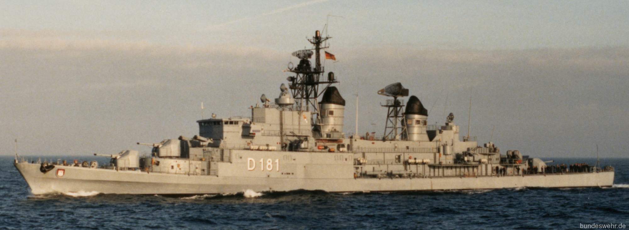 Solve D181- Zerstörer Hamburg jigsaw puzzle online with 300 pieces