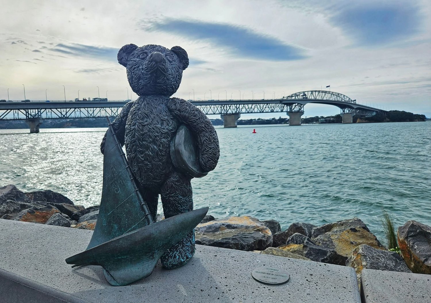 Solve Bear statue overlooking Auckland harbour bridge jigsaw puzzle ...
