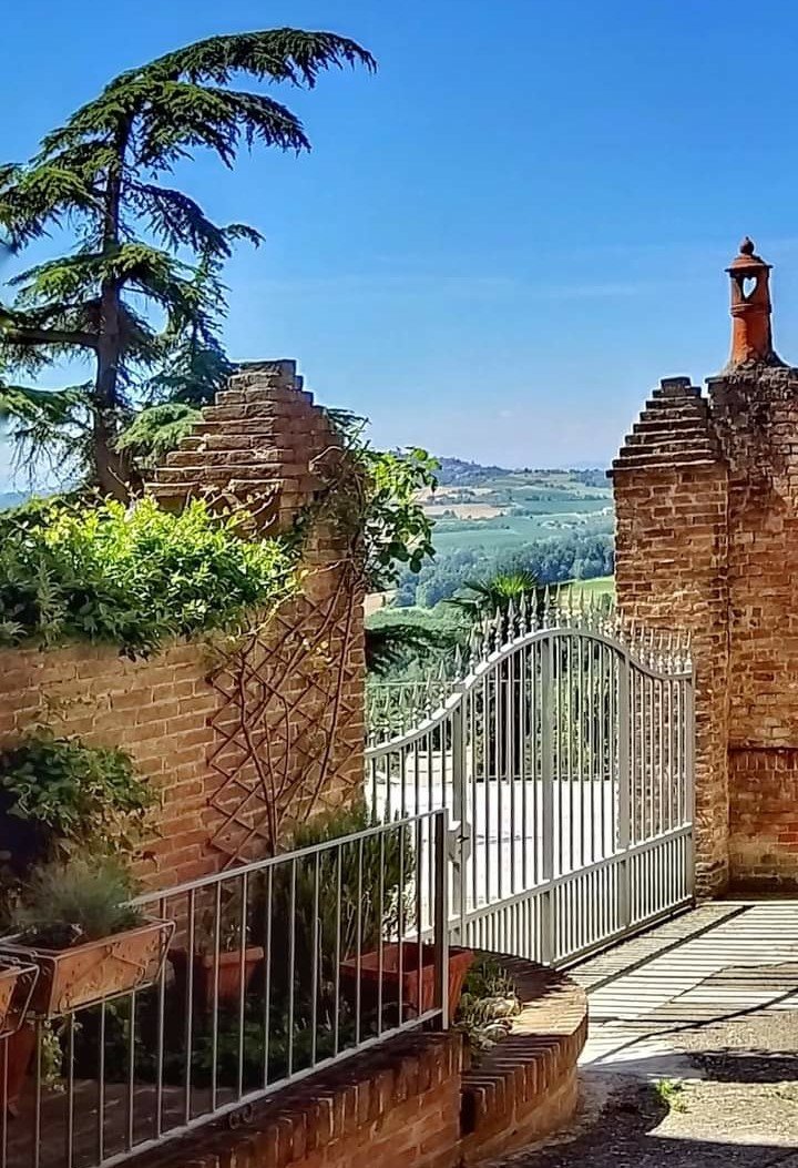 Solve Gate in Cella Monte (AL), Italy jigsaw puzzle online with 77 pieces