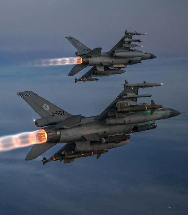 Puzzle | 90 pièces | A pair of NATO F-16s on patrol. | Jigidi