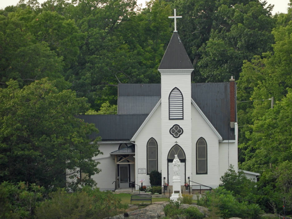 Solve Little church in the 1000 Islands jigsaw puzzle online with 20 pieces