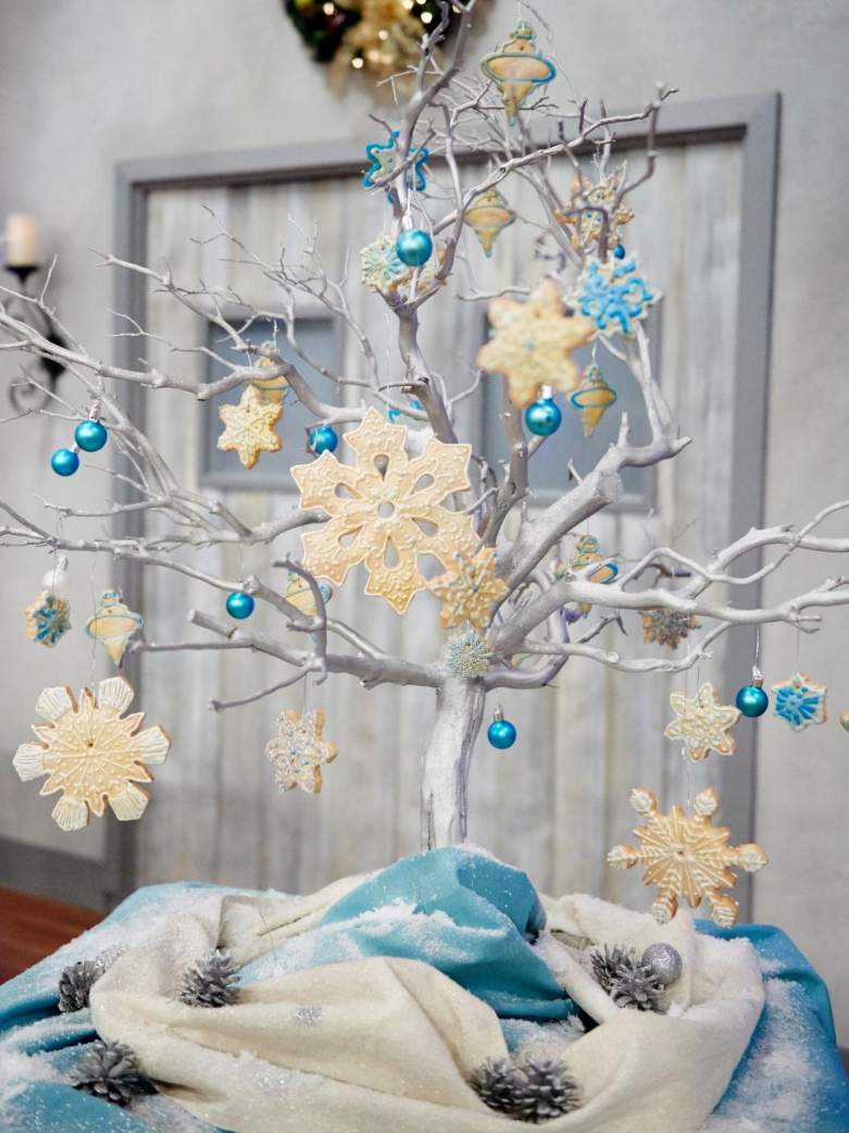Solve Snowflake Cookie Tree jigsaw puzzle online with 20 pieces