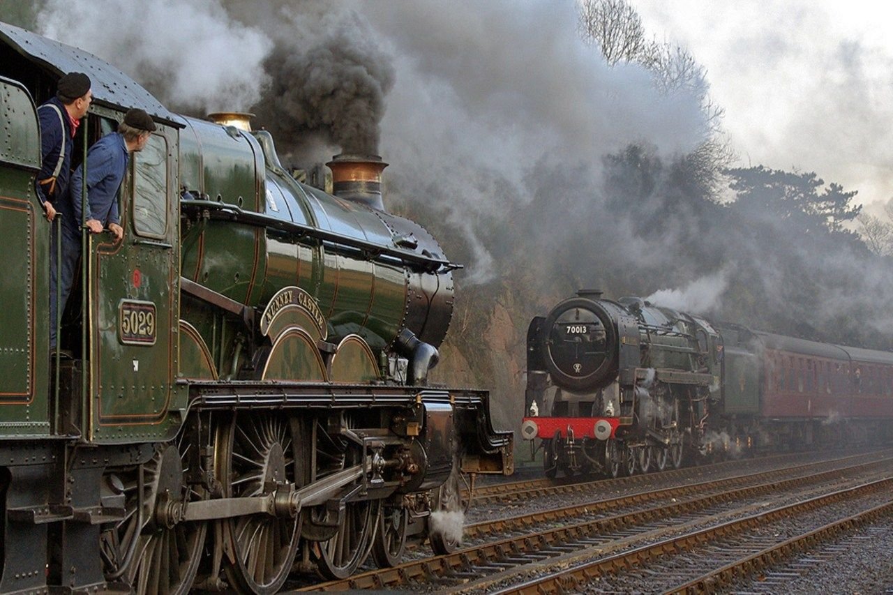 Solve 5029 Nunney Castle and 70013 Oliver Cromwell. jigsaw puzzle ...