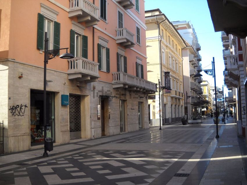 Solve Pescara-Italia-Via Firenze jigsaw puzzle online with 35 pieces