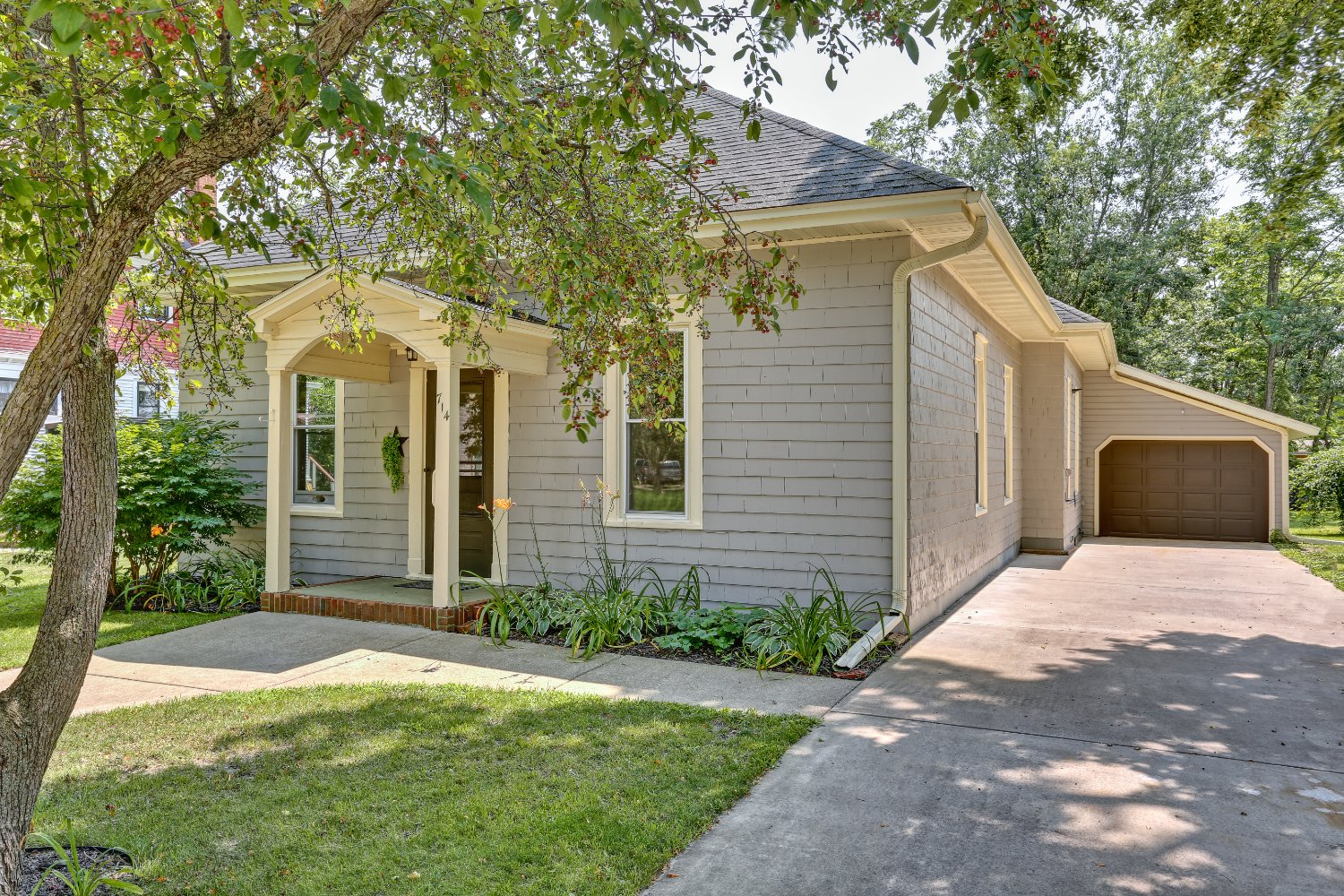 Jigsaw Puzzle | 12 pieces | Dollhouse With Curb Appeal | Jigidi