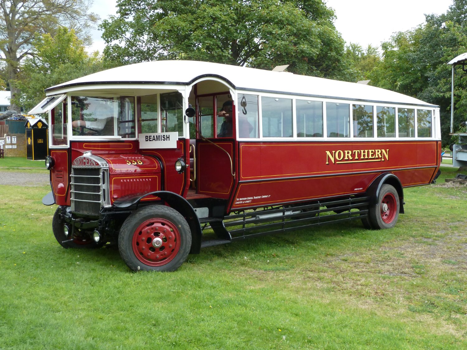 Solve 1928 Northern General SOS Bus jigsaw puzzle online with 35 pieces